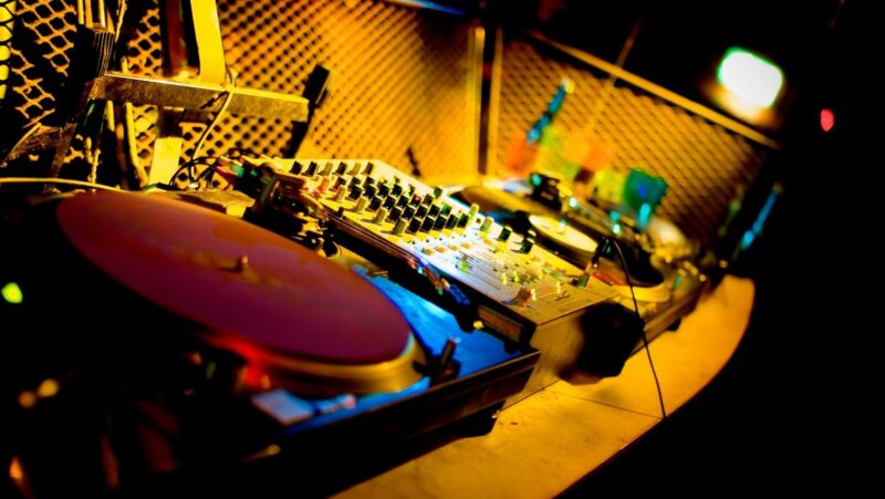 A Beginner's Guide to DJ Decks